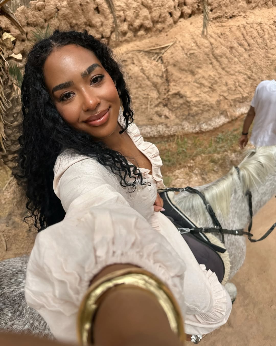 B. Simone Denies Being Broke Or Penny-Pinching - Onsite! TV